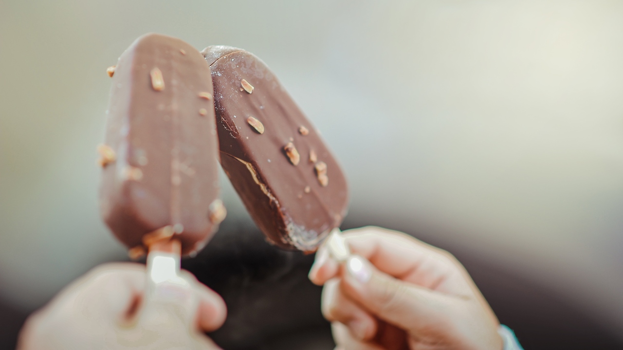 Aprenda a fazer picolé caseiro de chocolate e deixe seu verão mais gostoso